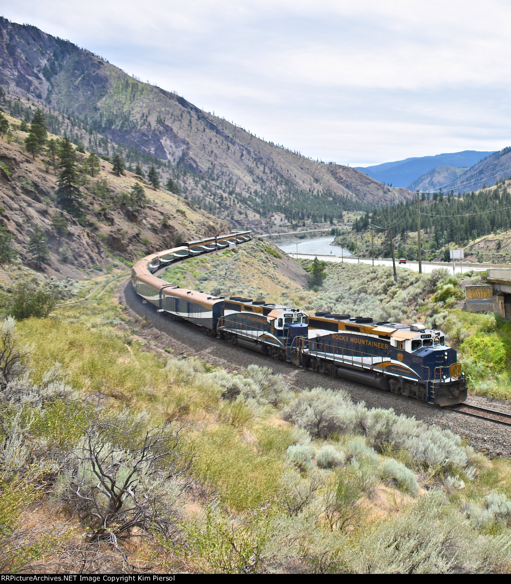 RMRX 8011 8016 "Rocky Mountaineer"